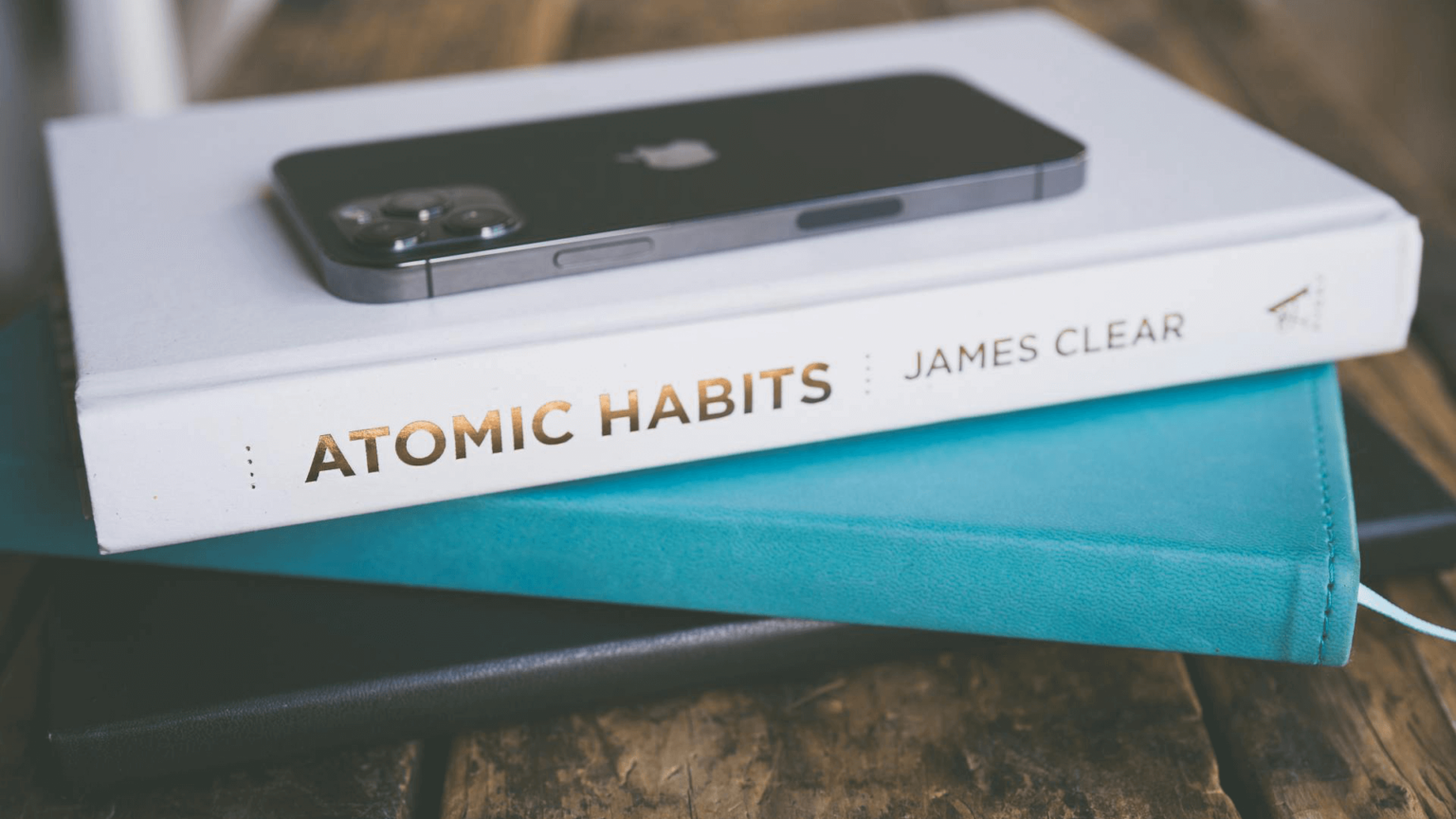 The Habit Loop Explained: Cue, Routine, Reward Made Simple — DailyHabitLab